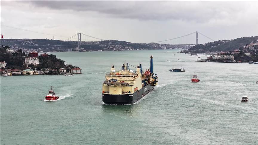 Türkiye, anija "Castorone" që do të shtrojë tubacionet e gazit kalon ...