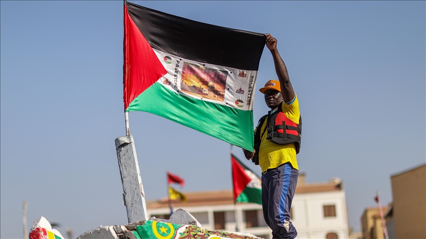 Un pêcheur sénégalais attire l'attention sur le génocide à Gaza en ...