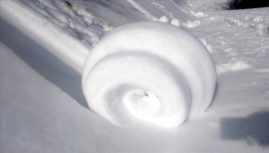 Fenomen i rrallë në qytetin turk Amasya, filmohen rrotulla bore