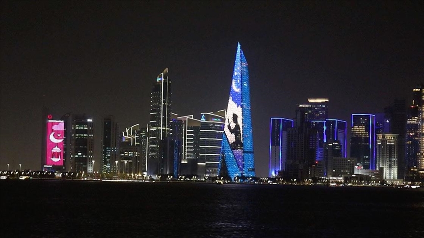 Облакодерите во Катар осветлени со симболи на Рамазан