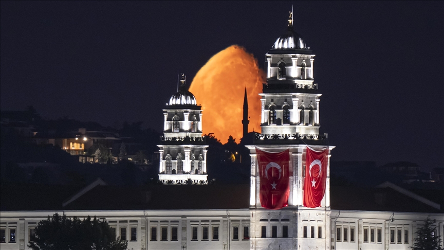 Polumjesec nad Istanbulom: Spektakularna scena iznad Selimiye kasarne