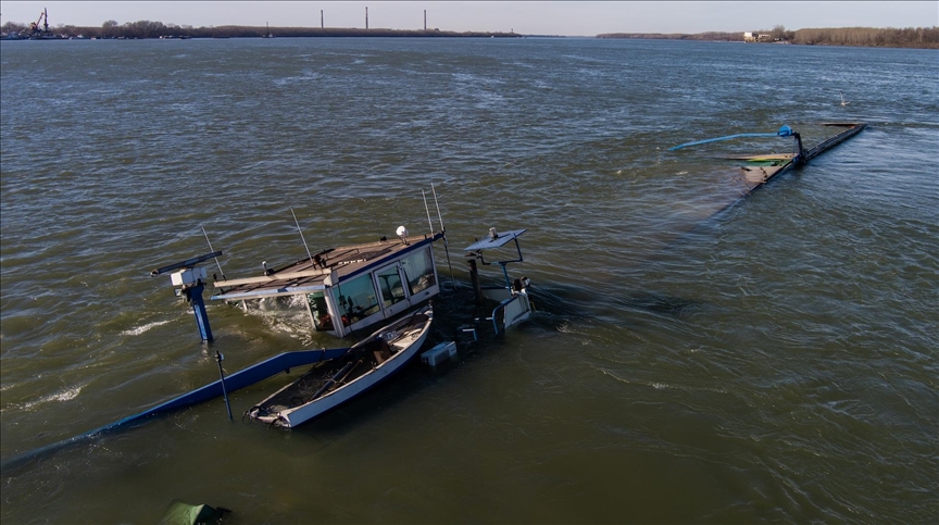 Mauna e ngarkuar me plehra kimike fundoset në lumin Danub në Bullgari