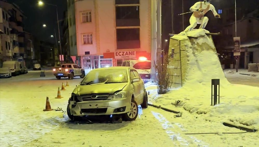 Li Qersê otomobîl li refujê xist, 4 kes birîndar bûn