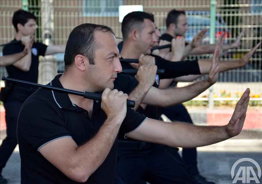 Polisin yeni teçhizatı "Açılır Cop" tanıtıldı - Anadolu Ajansı