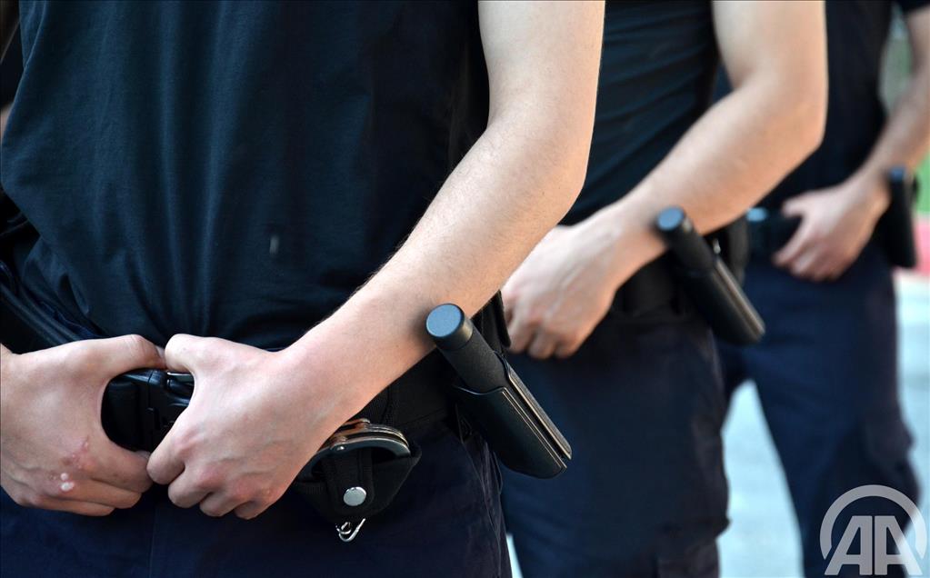 Polisin yeni teçhizatı "Açılır Cop" tanıtıldı - Anadolu Ajansı