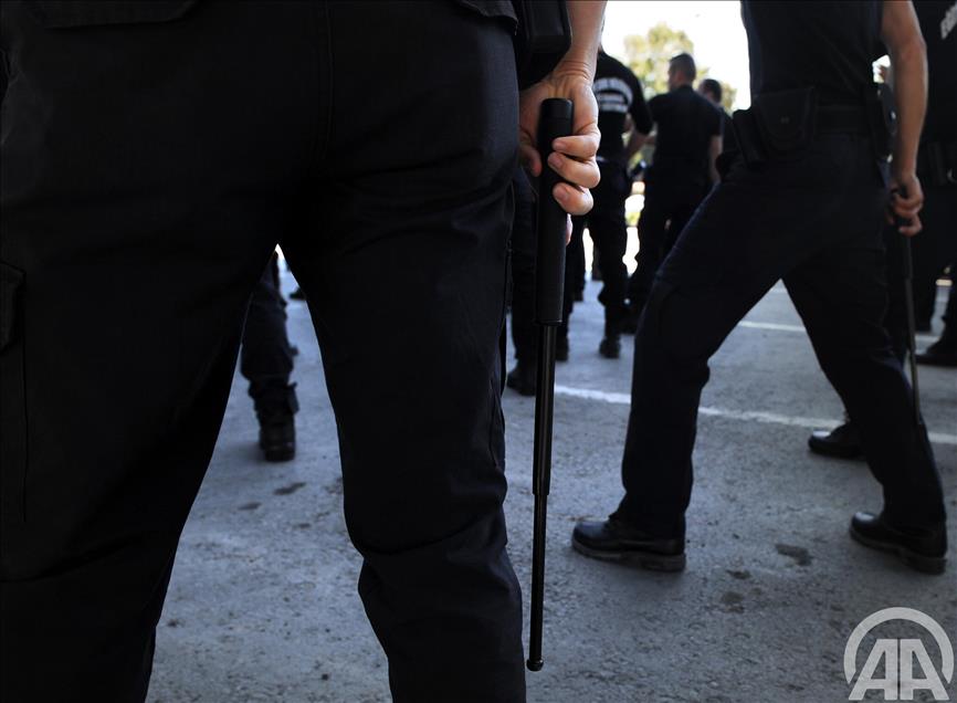 Polisin yeni teçhizatı "Açılır Cop" tanıtıldı - Anadolu Ajansı