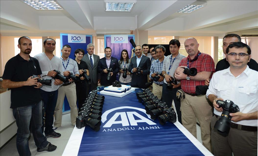 Foto muhabirlerine AA logolu makine - Anadolu Ajansı