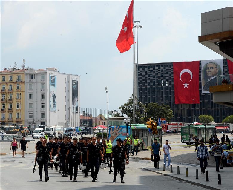 Taksim'de temizlik çalışmaları yapılıyor - Anadolu Ajansı