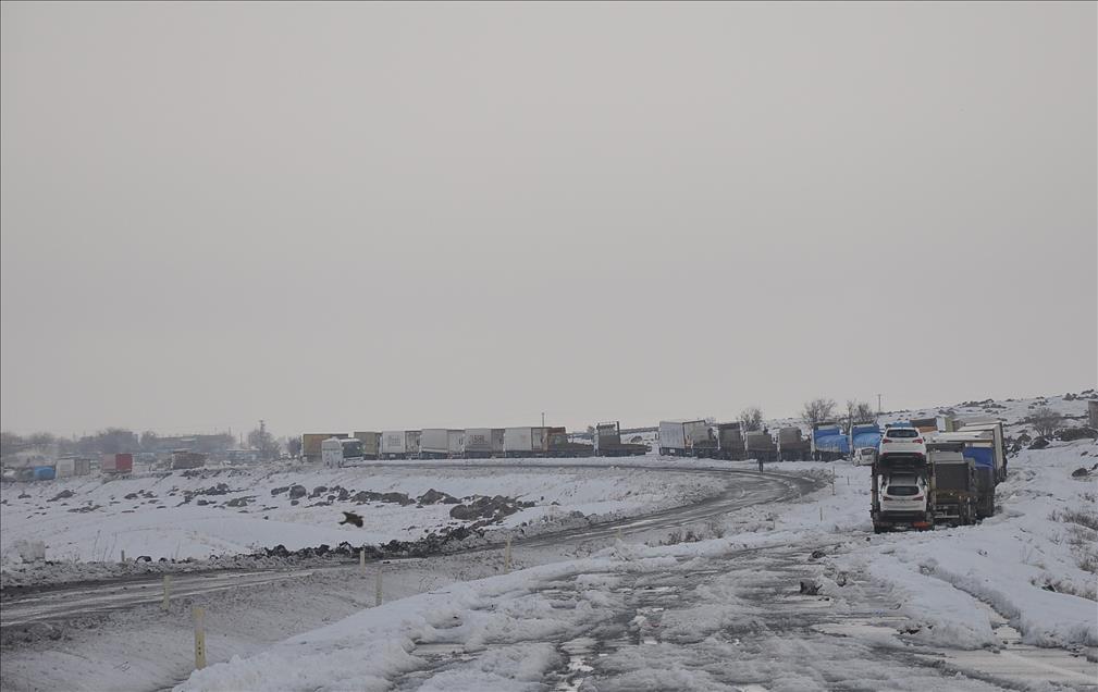 Nusaybin-Cizre karayolunun ulaşıma kapanması - Anadolu Ajansı