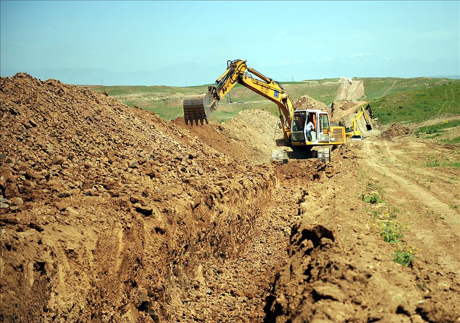 AA Irak'ın Suriye sınırındaki hendek kazısını görüntüledi - Anadolu Ajansı
