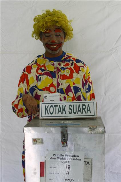 Indonesian election staff dress up as puppets & clowns - Anadolu Ajansı