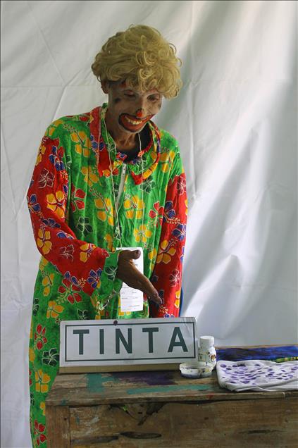 Indonesian election staff dress up as puppets & clowns - Anadolu Ajansı