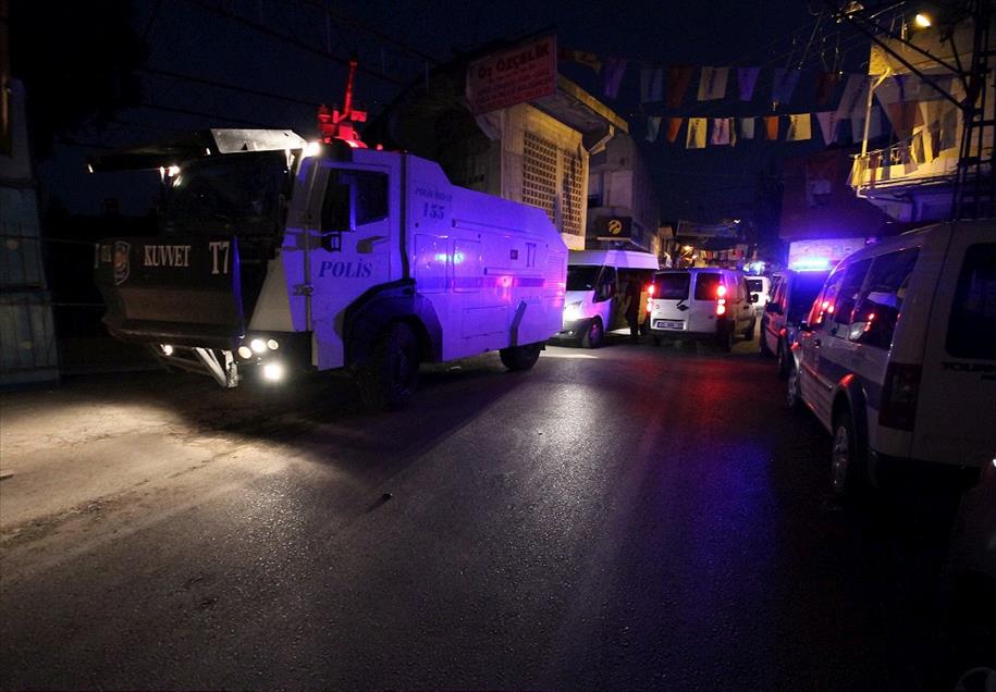 Adana'da bin 500 polisle uyuşturucu operasyonu - Anadolu Ajansı Adana'da bin 500 polisle uyuşturucu operasyonu - Anadolu Ajansı