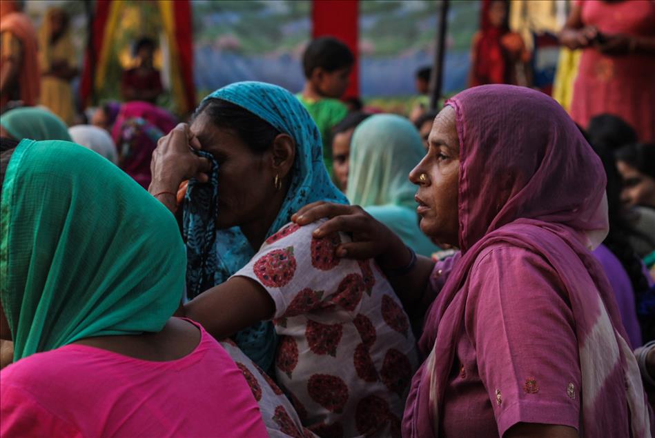 Displaced Indian villagers at a relief camp - Anadolu Ajansı
