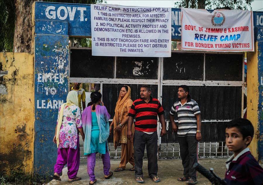 Displaced Indian villagers at a relief camp - Anadolu Ajansı