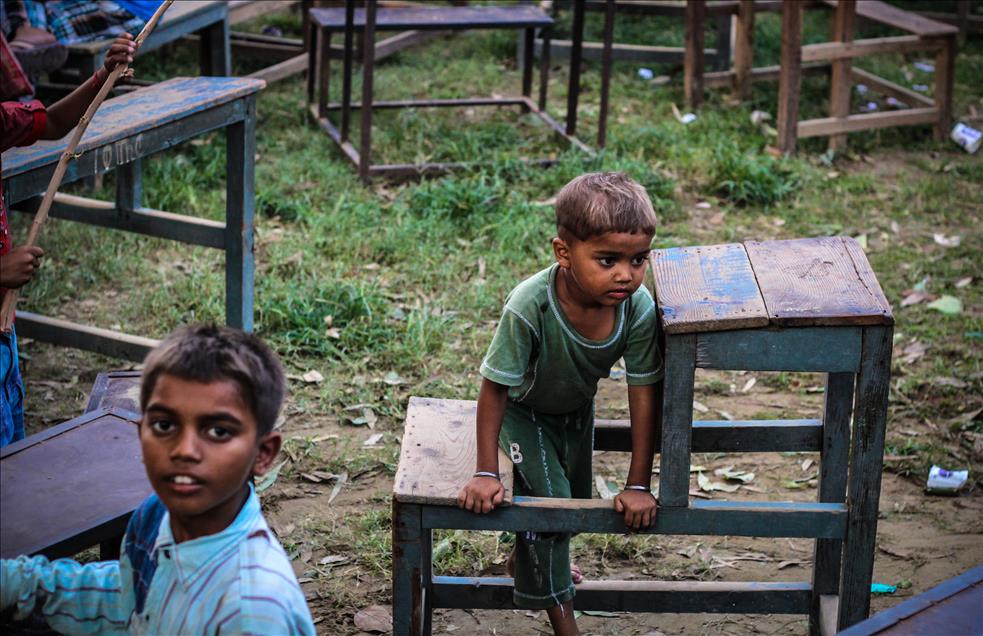 Displaced Indian villagers at a relief camp - Anadolu Ajansı