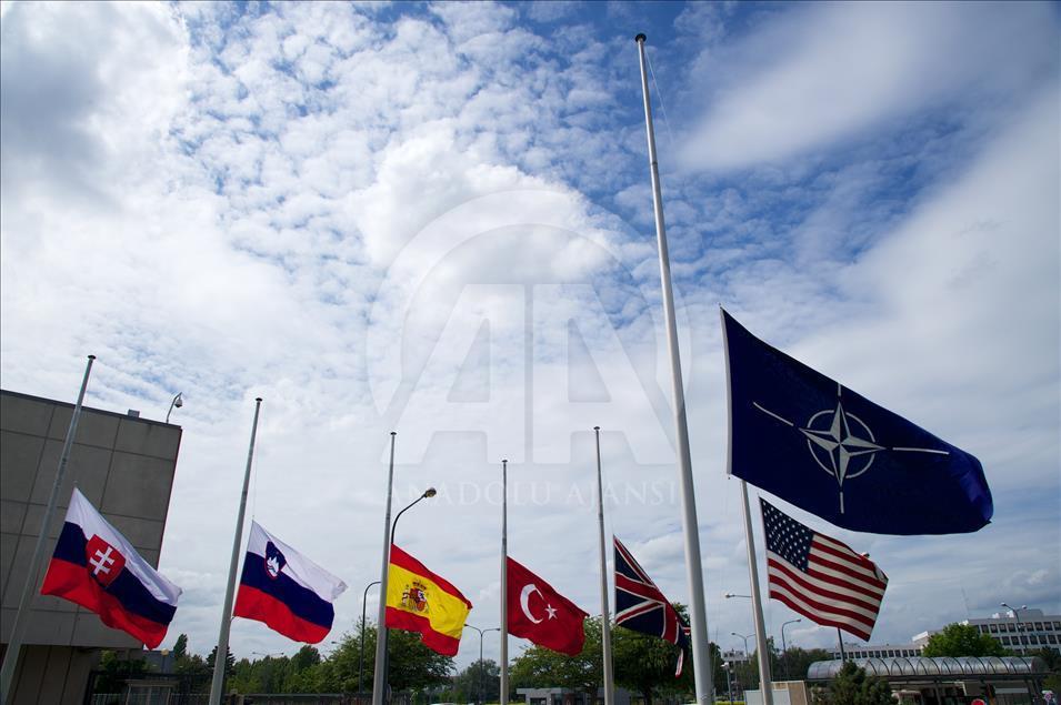 NATO bayrakları yarıya indirildi - Anadolu Ajansı