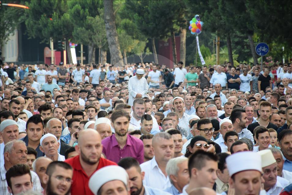 Në Shqipëri, Maqedoni dhe Kosovë falet namazi i Fitër Bajramit ...