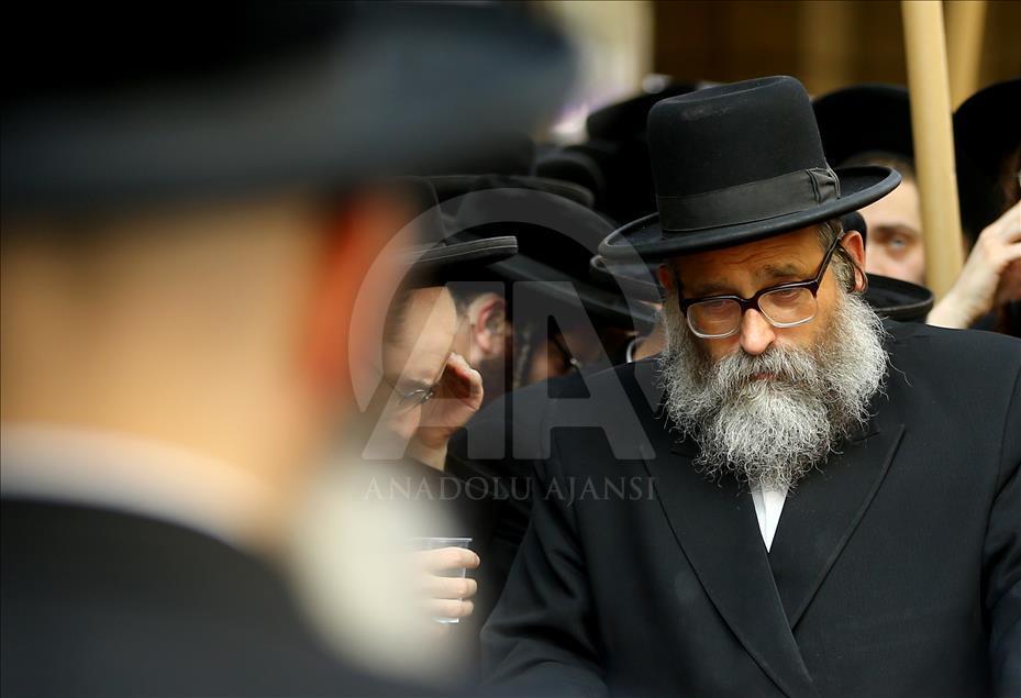 Orthodox Jews demonstrate against Forced Conscription into Israeli Army ...