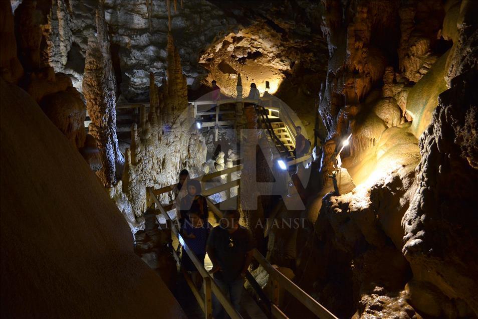 Karaca Mağarası turistlerin uğrak yeri oldu - Anadolu Ajansı