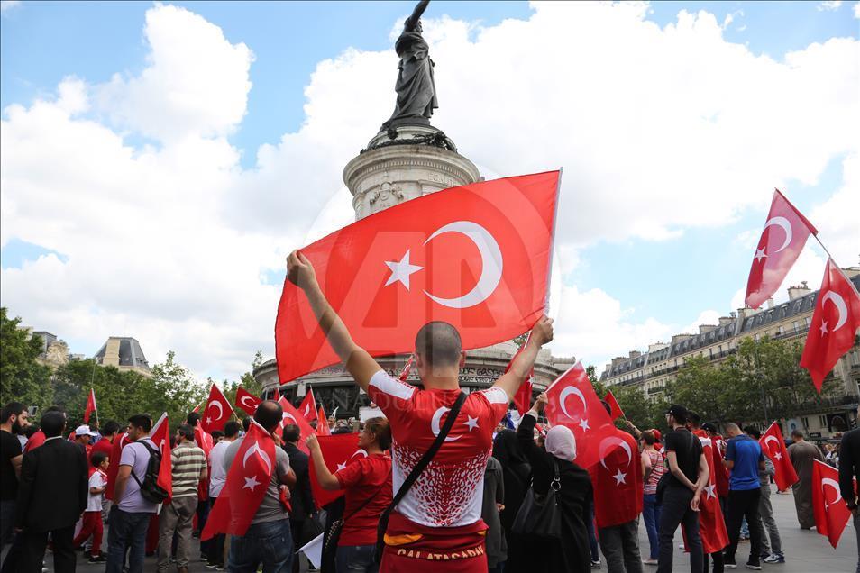 Fransa'daki Türk vatandaşları darbe girişimini protesto etti - Anadolu ...