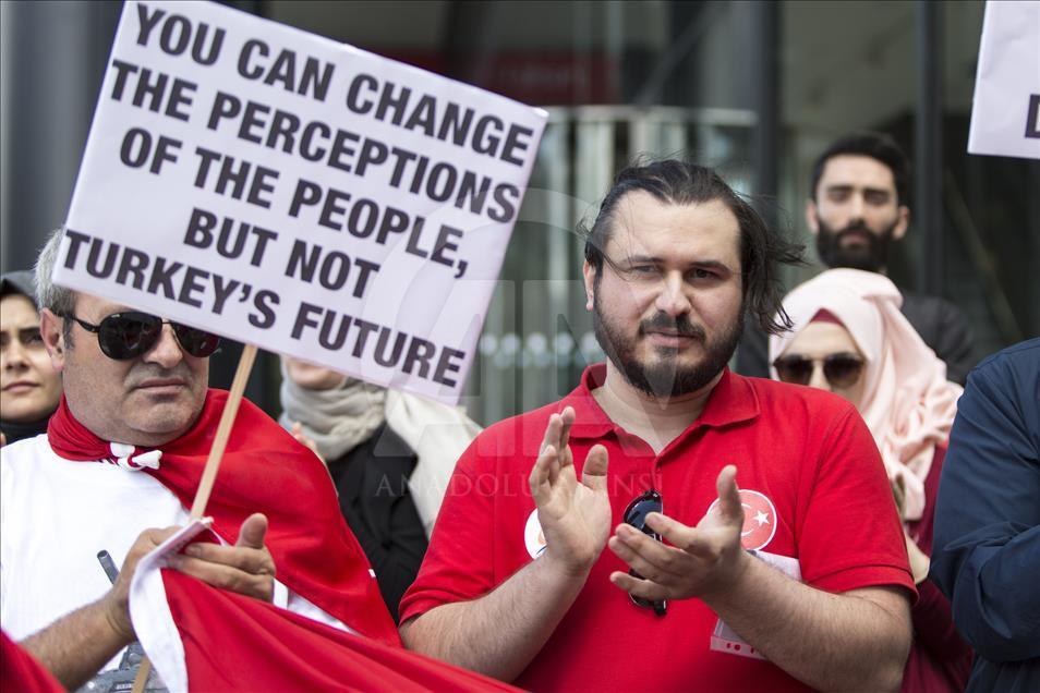 Members of UK's Turkish Student Union (TUSU) gather to protest British ...