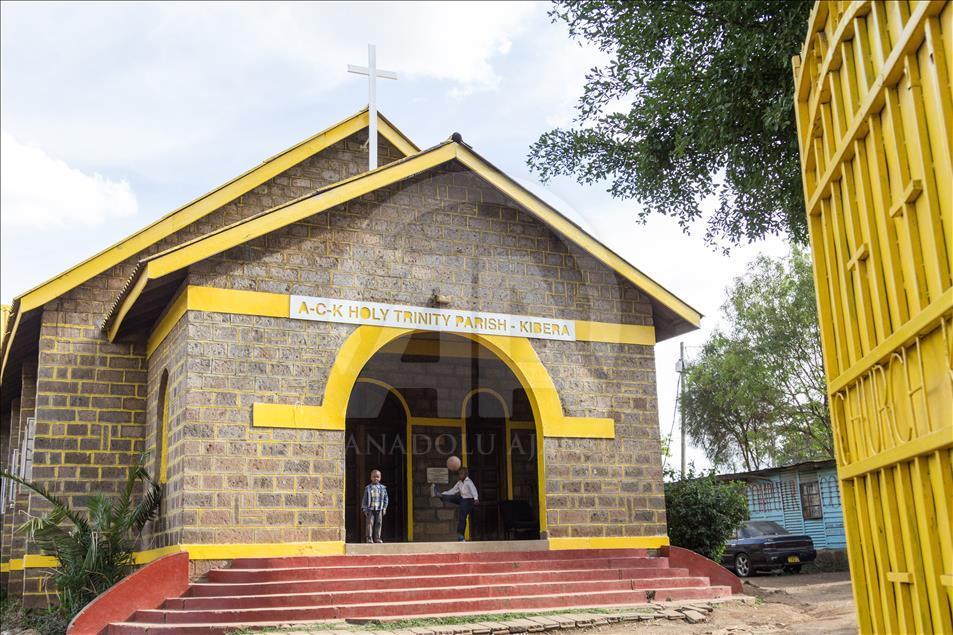 Kenyan religious buildings painted yellow to symbolize peace - Anadolu ...