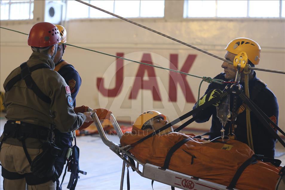 JAK'tan itfaiyeye iple erişim tekniği eğitimi - Anadolu Ajansı
