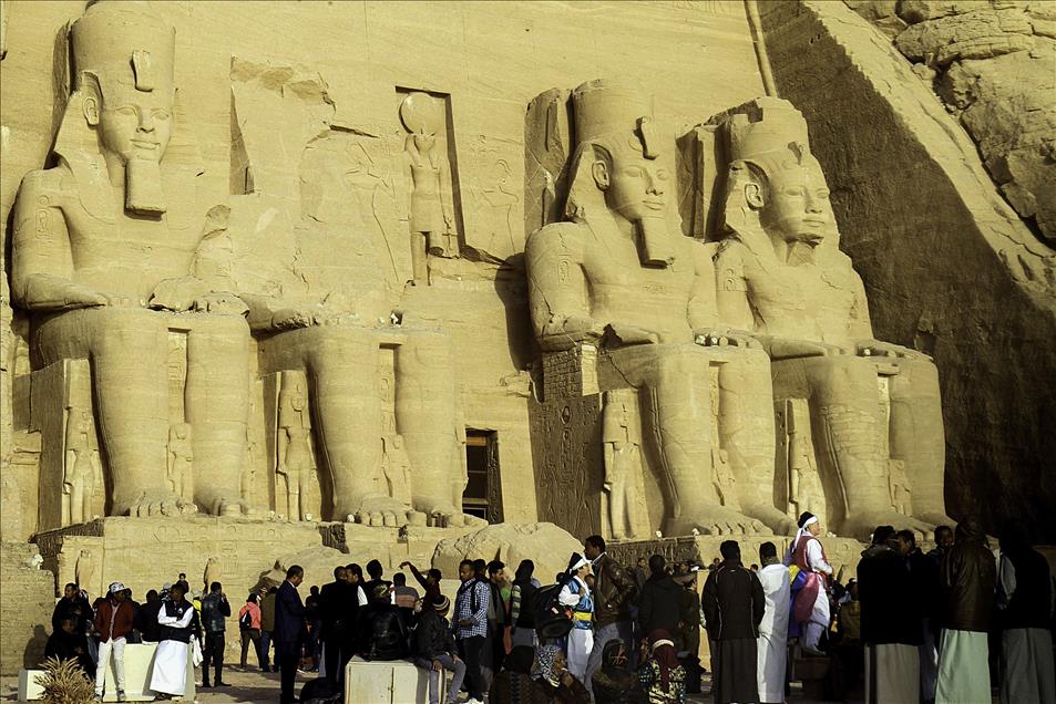 Sun 'rises' on Ramesses II statue in Egypt - Anadolu Ajansı