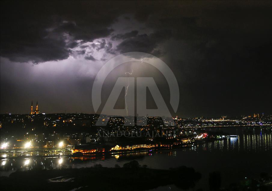 Lightning in Istanbul's night sky - Anadolu Ajansı