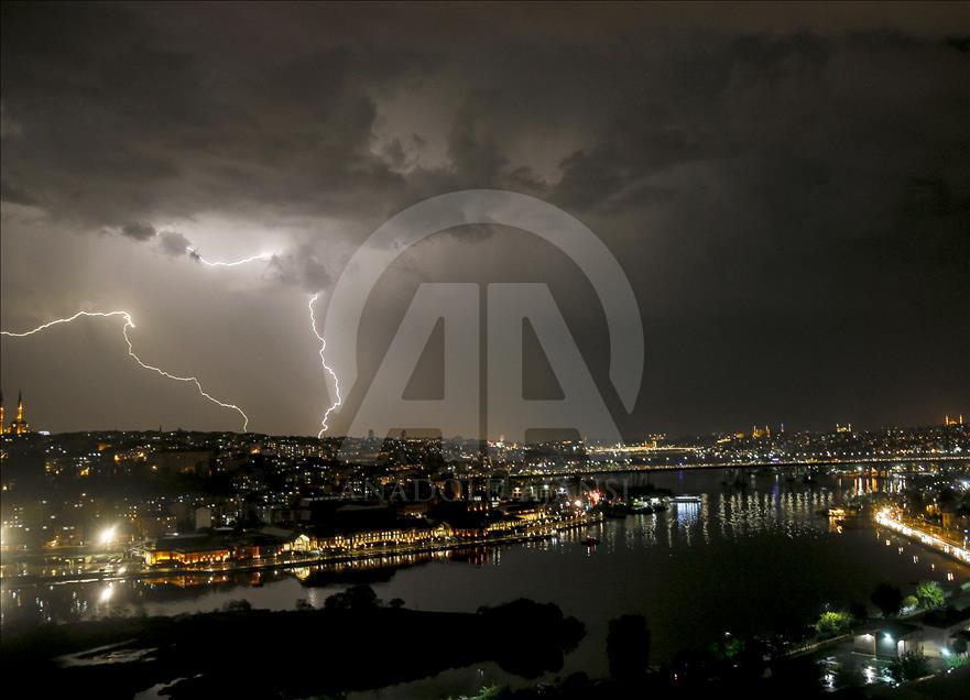 Lightning in Istanbul's night sky - Anadolu Ajansı