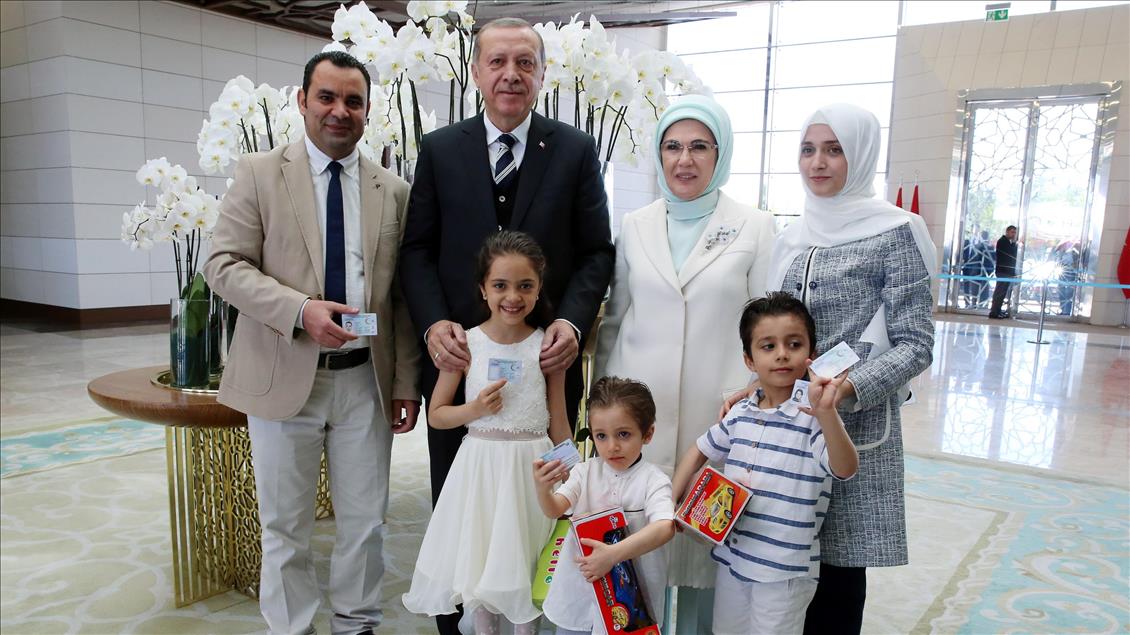 Cumhurbaşkanı Erdoğan, Bana ve ailesine kimliklerini takdim etti ...