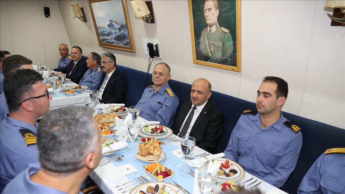 Bakan Işık'tan TCG Heybeliada'da iftar - Anadolu Ajansı