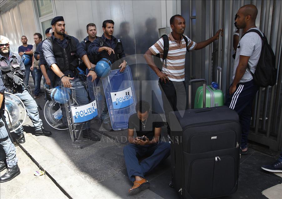 Refugees evicted from a building by police in Rome - Anadolu Ajansı