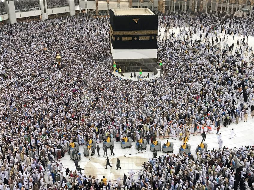 Muslim devotees circumambulated the Kaaba during rain - Anadolu Ajansı