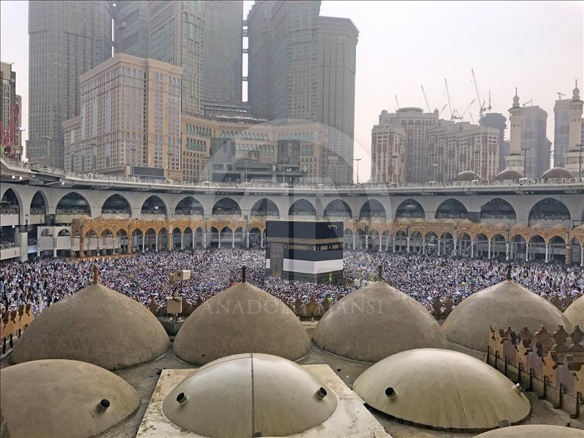 Muslim devotees circumambulated the Kaaba during rain - Anadolu Ajansı