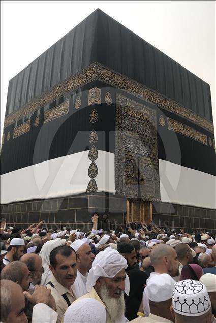 Muslim devotees circumambulated the Kaaba during rain - Anadolu Ajansı