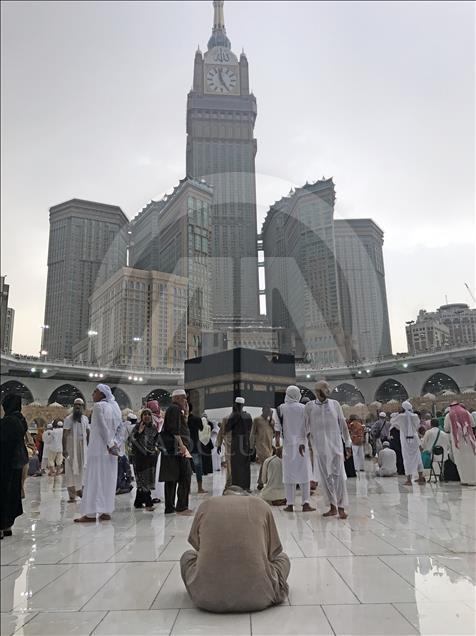 Muslim devotees circumambulated the Kaaba during rain - Anadolu Ajansı