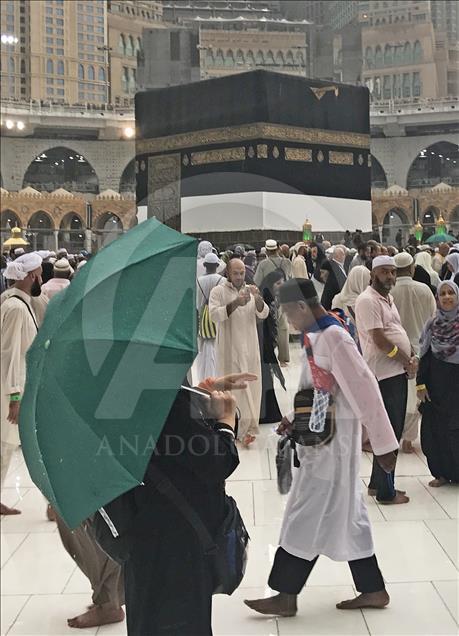 Muslim devotees circumambulated the Kaaba during rain - Anadolu Ajansı
