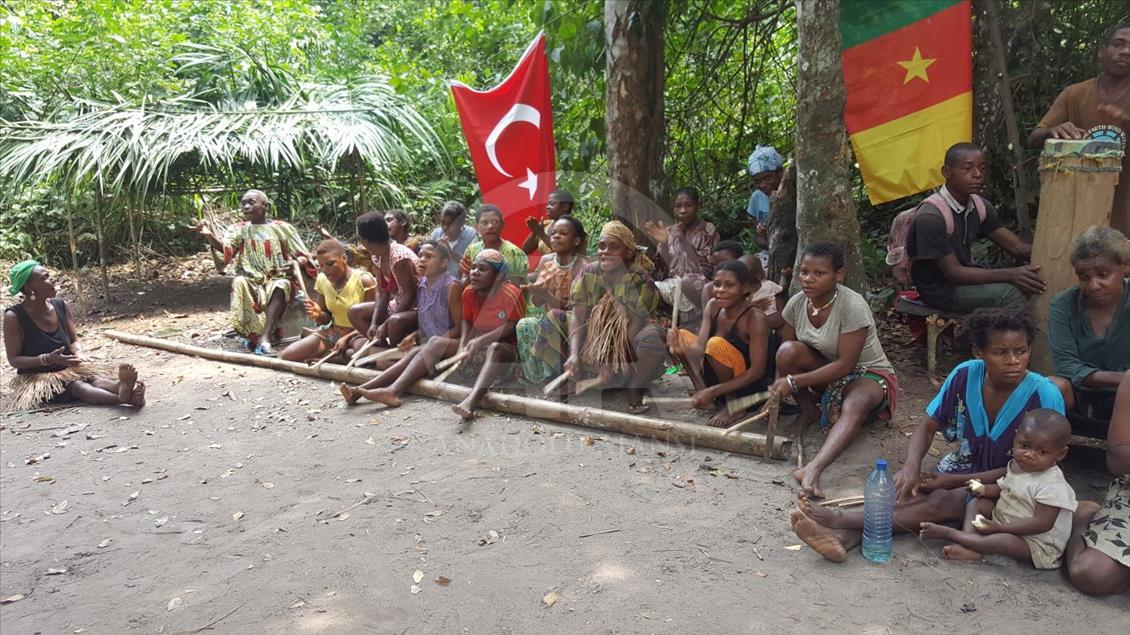 Les bénévoles de la TIKA visitent les Pygmées au Cameroun - Anadolu Ajansı
