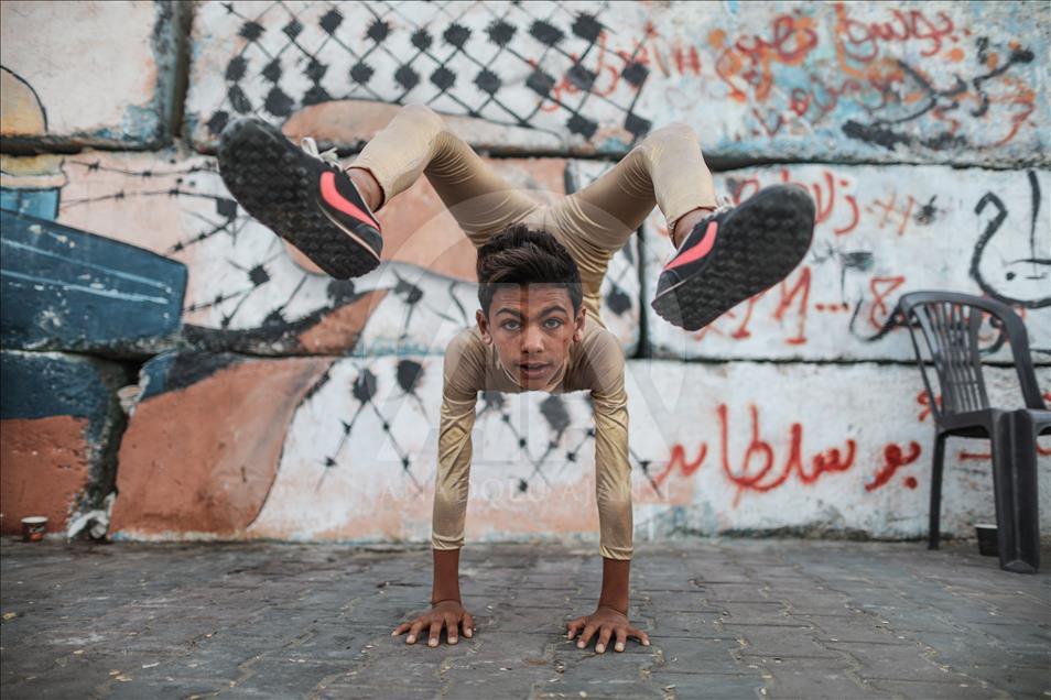 Palestinian contortionist seeking to break the Guinness World Record ...