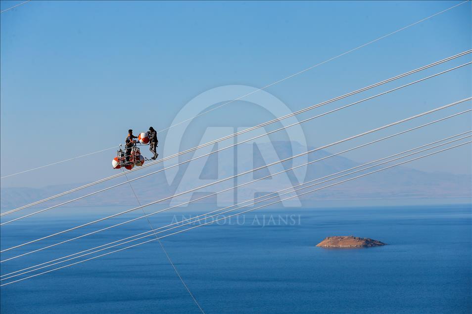 High-voltage transmission line workers in Turkey's Van - Anadolu Ajansı