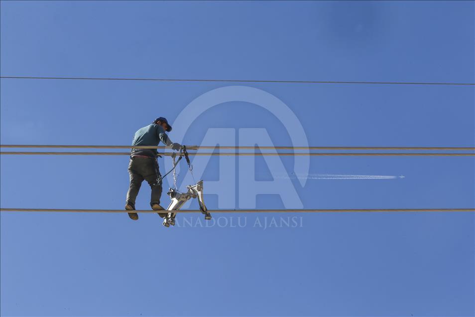 High-voltage transmission line workers in Turkey's Van - Anadolu Ajansı