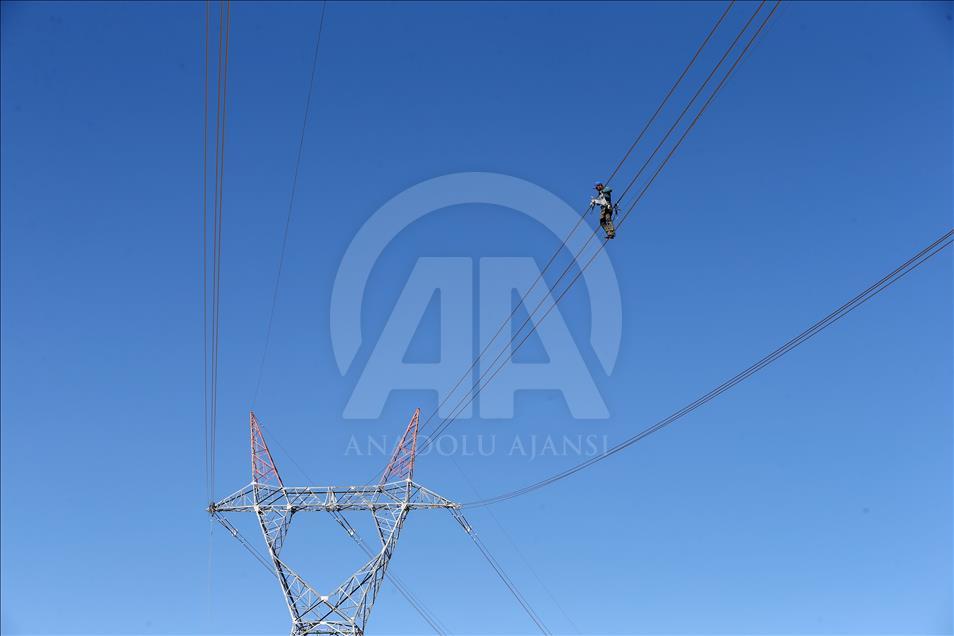 High-voltage transmission line workers in Turkey's Van - Anadolu Ajansı