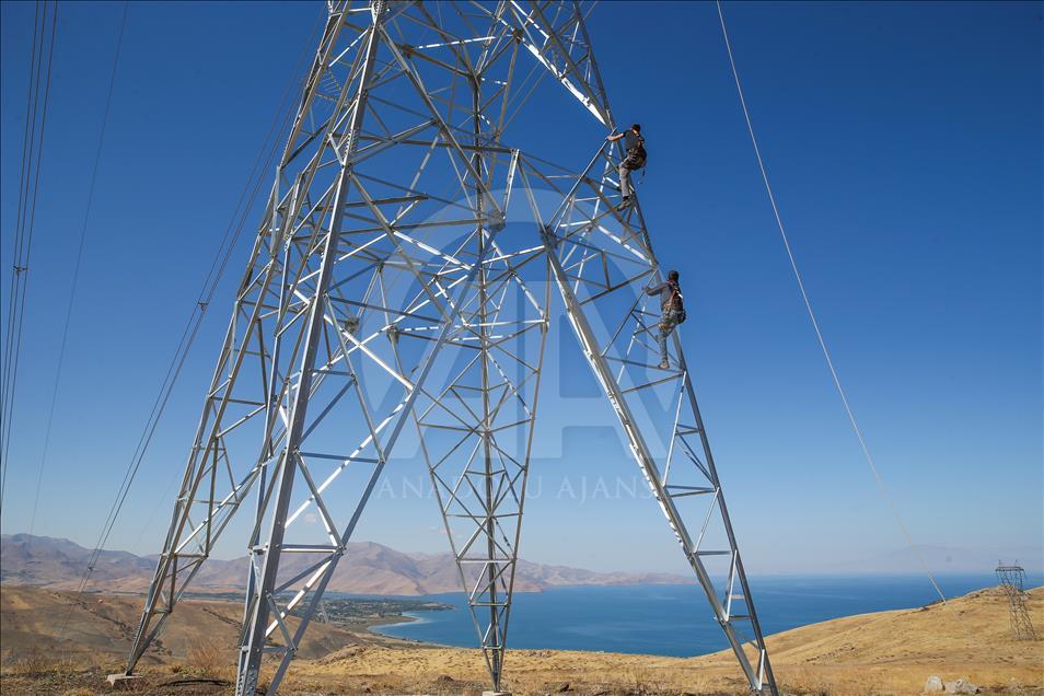 High-voltage transmission line workers in Turkey's Van - Anadolu Ajansı