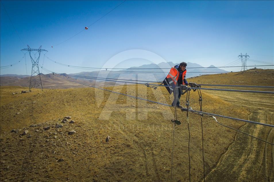 High-voltage transmission line workers in Turkey's Van - Anadolu Ajansı