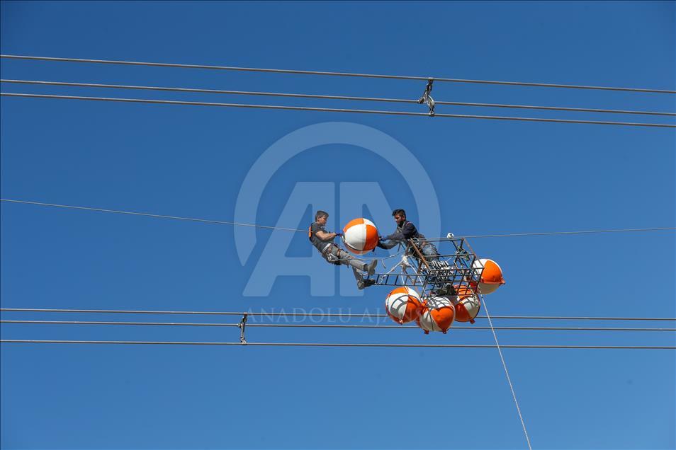 High-voltage transmission line workers in Turkey's Van - Anadolu Ajansı