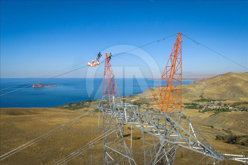 High-voltage transmission line workers in Turkey's Van - Anadolu Ajansı