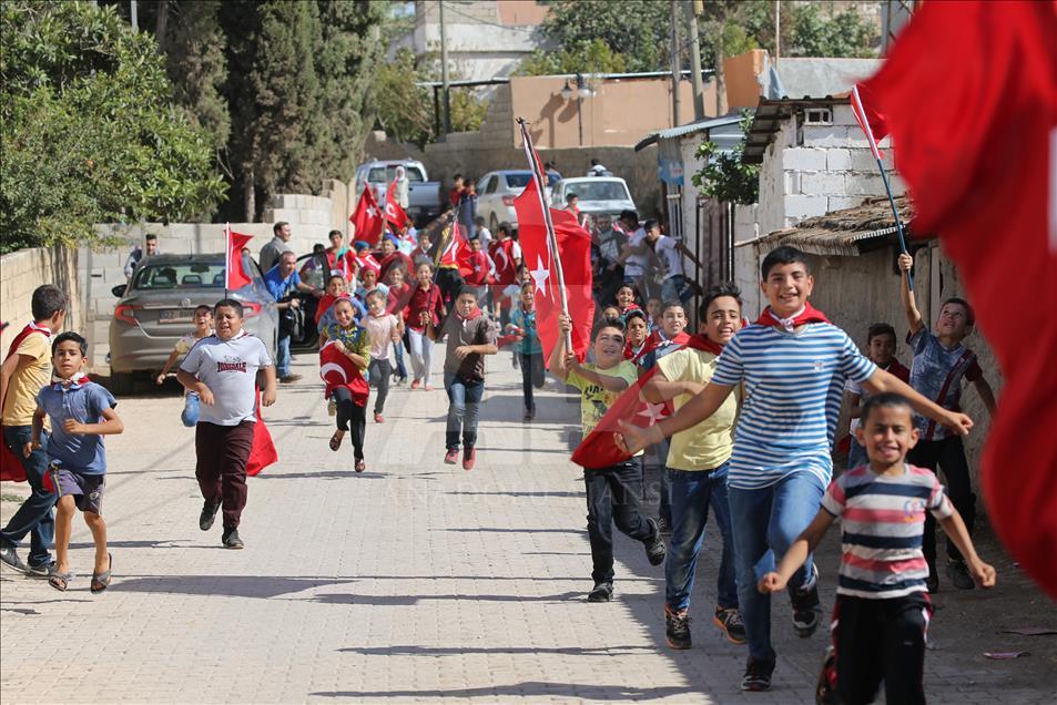 People support Turkish soldiers at Reyhanli border in Turkey's Hatay ...