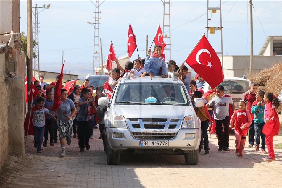 People support Turkish soldiers at Reyhanli border in Turkey's Hatay ...